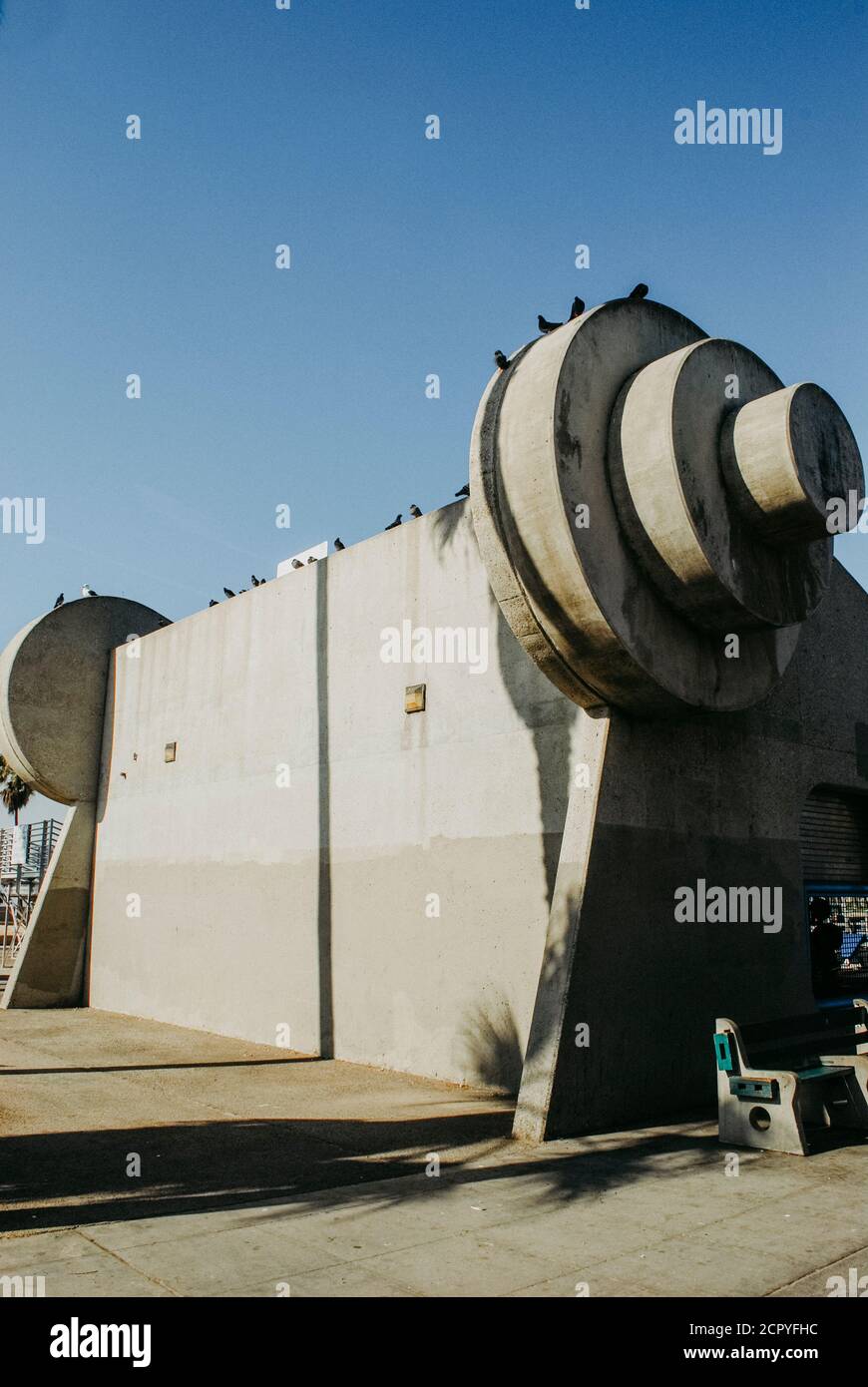 Muscle beach sculpture hi-res stock photography and images - Alamy
