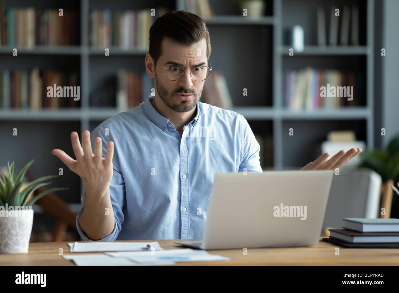 Worker emotional breakdown work hi-res stock photography and images - Alamy