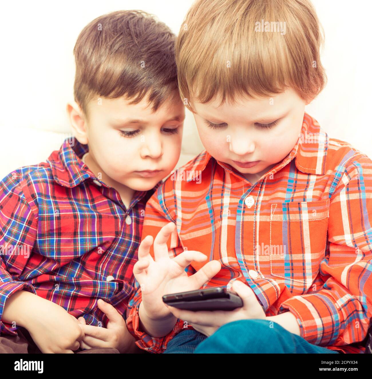 children playing with phone Stock Photo - Alamy
