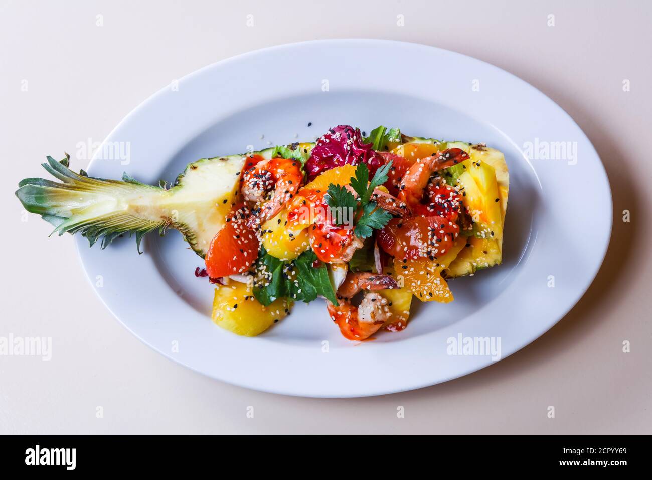 Pineapple with seafood and vegetables Stock Photo - Alamy