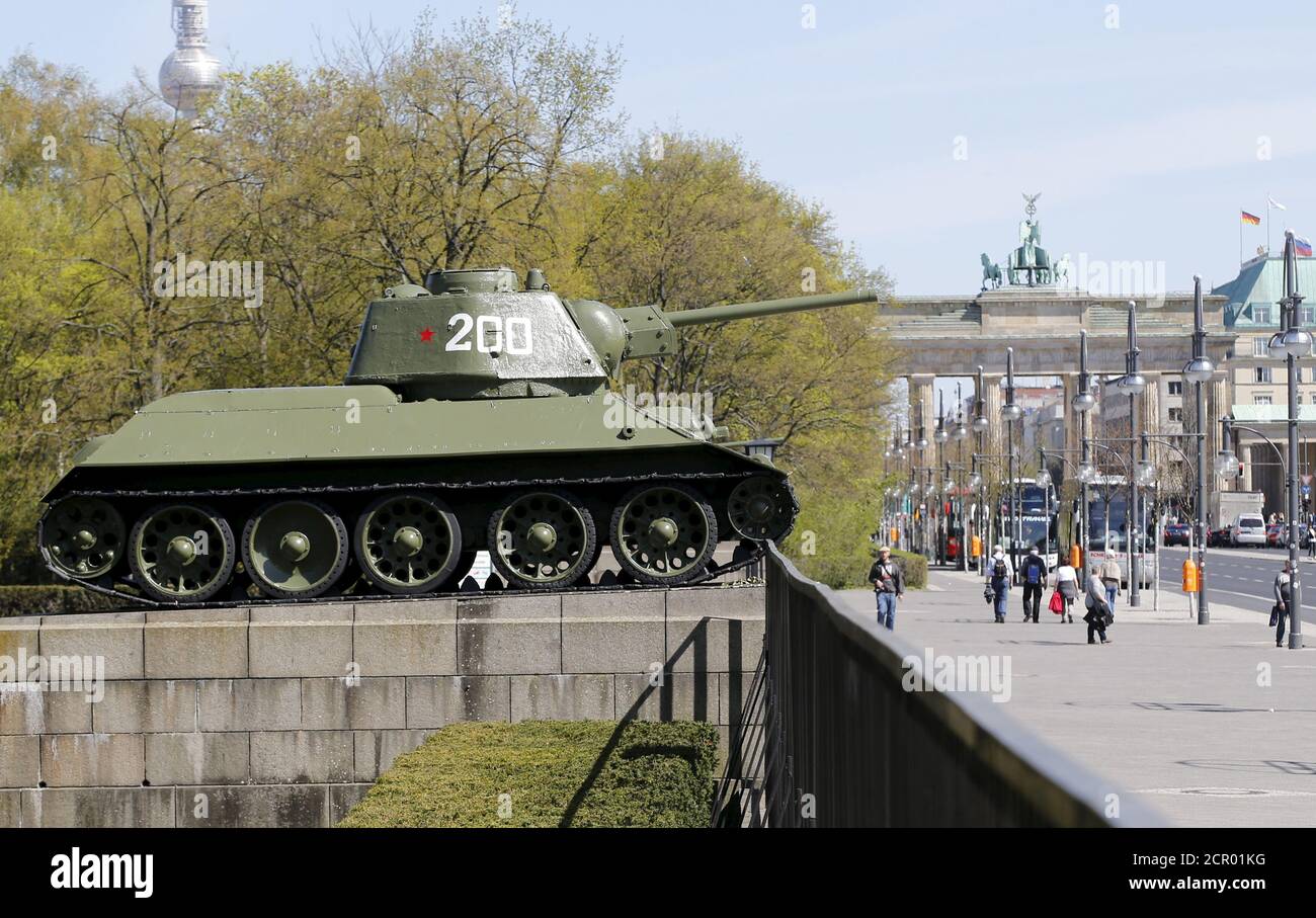 1945 berlin end of ww2 with brandenburg gate hi-res stock photography ...