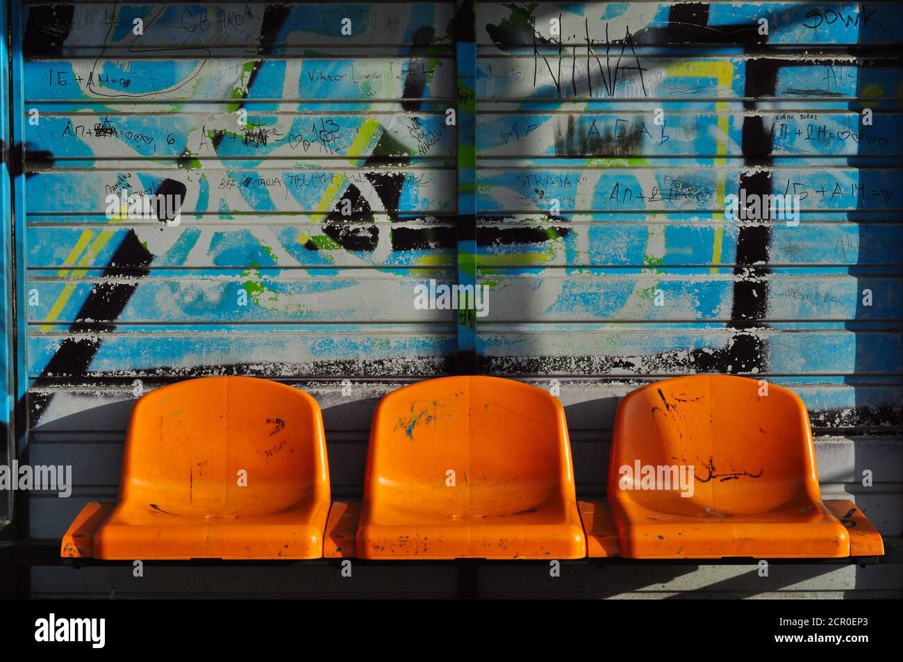 Dirty bus stop hi-res stock photography and images - Alamy