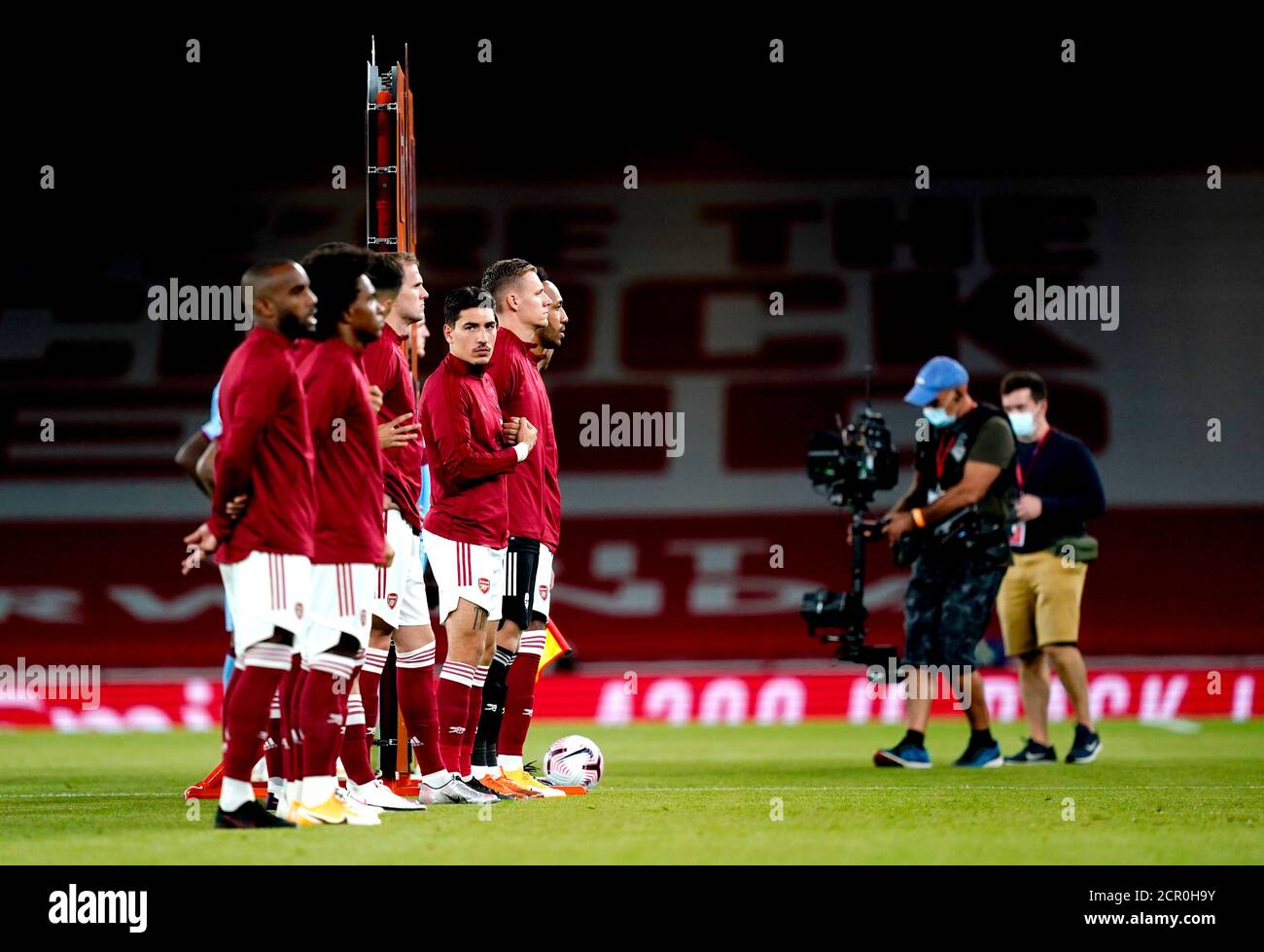 Arsenal players line up prior to the beginning of the Premier League ...