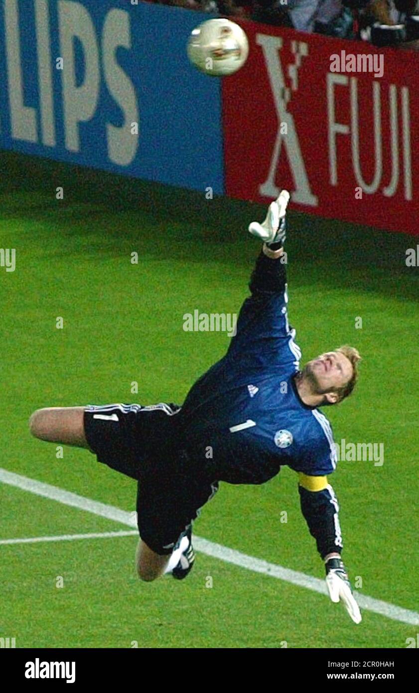 Hitting the crossbar hi-res stock photography and images - Alamy