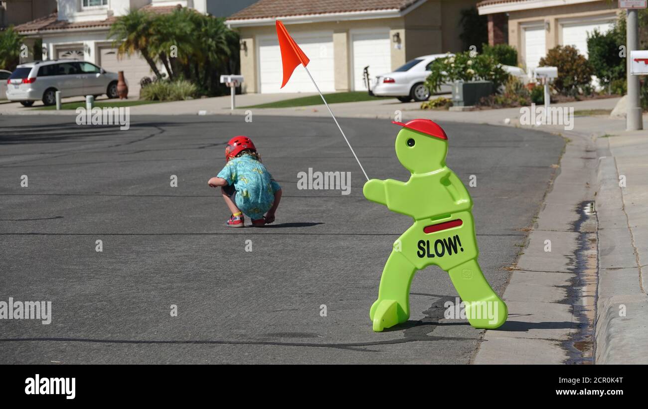 Caution go slow children at play signage hi-res stock photography and ...