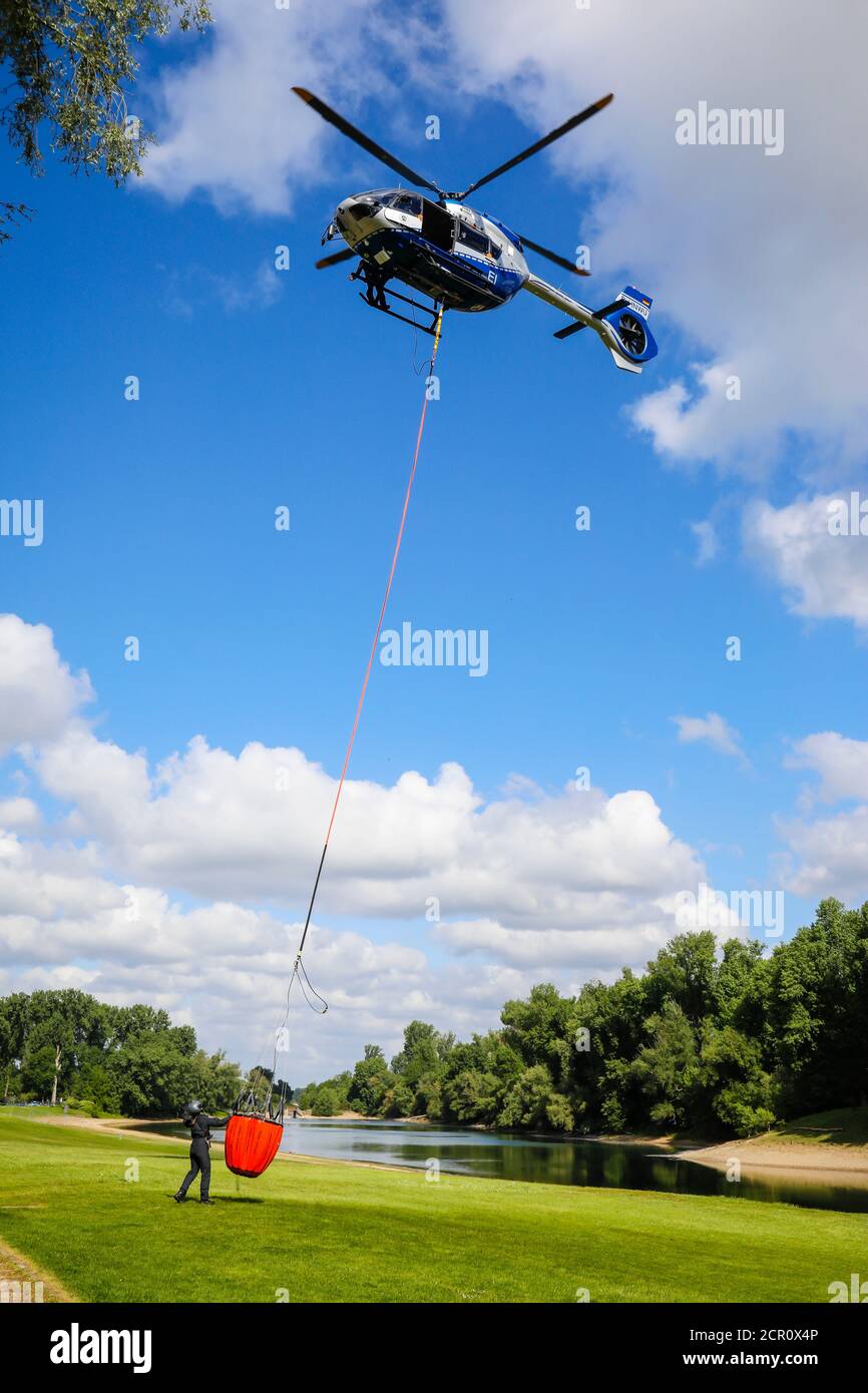 Helicopter bambi bucket hi-res stock photography and images - Alamy