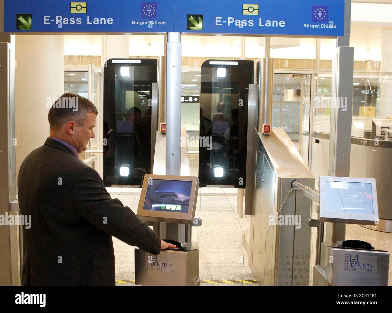 Biometric scanner airport face hi-res stock photography and images - Alamy