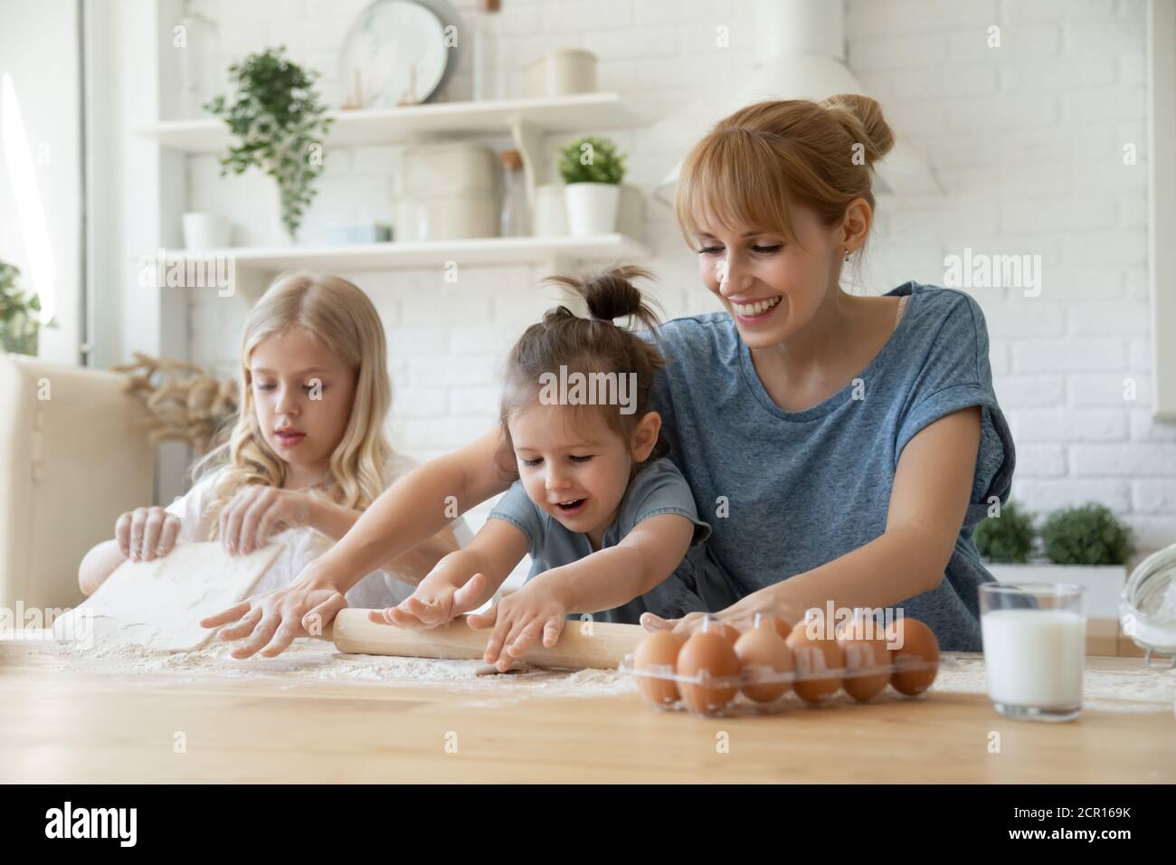 Kids baking cookies together hi-res stock photography and images - Alamy