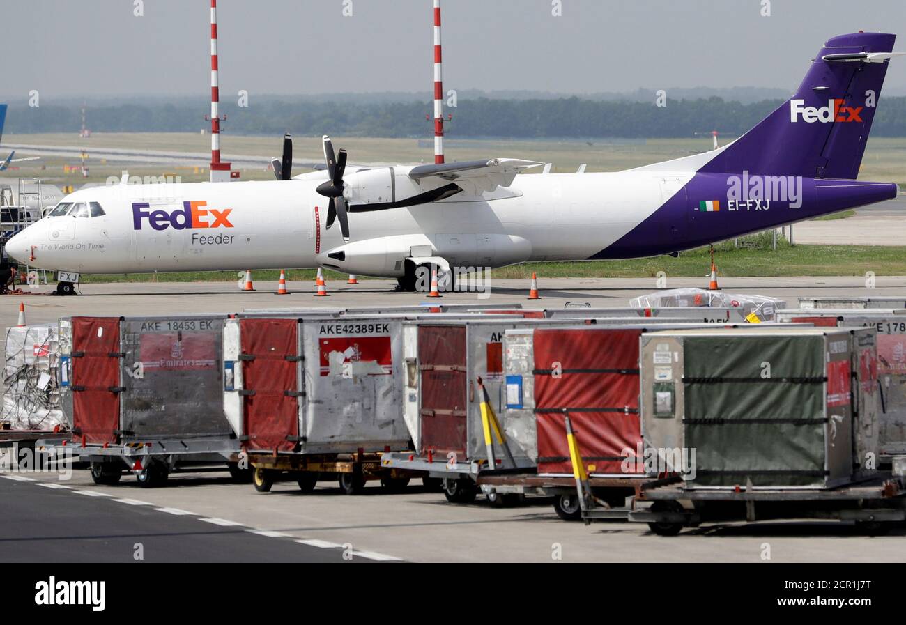Fedex cargo plane loading hi-res stock photography and images - Alamy