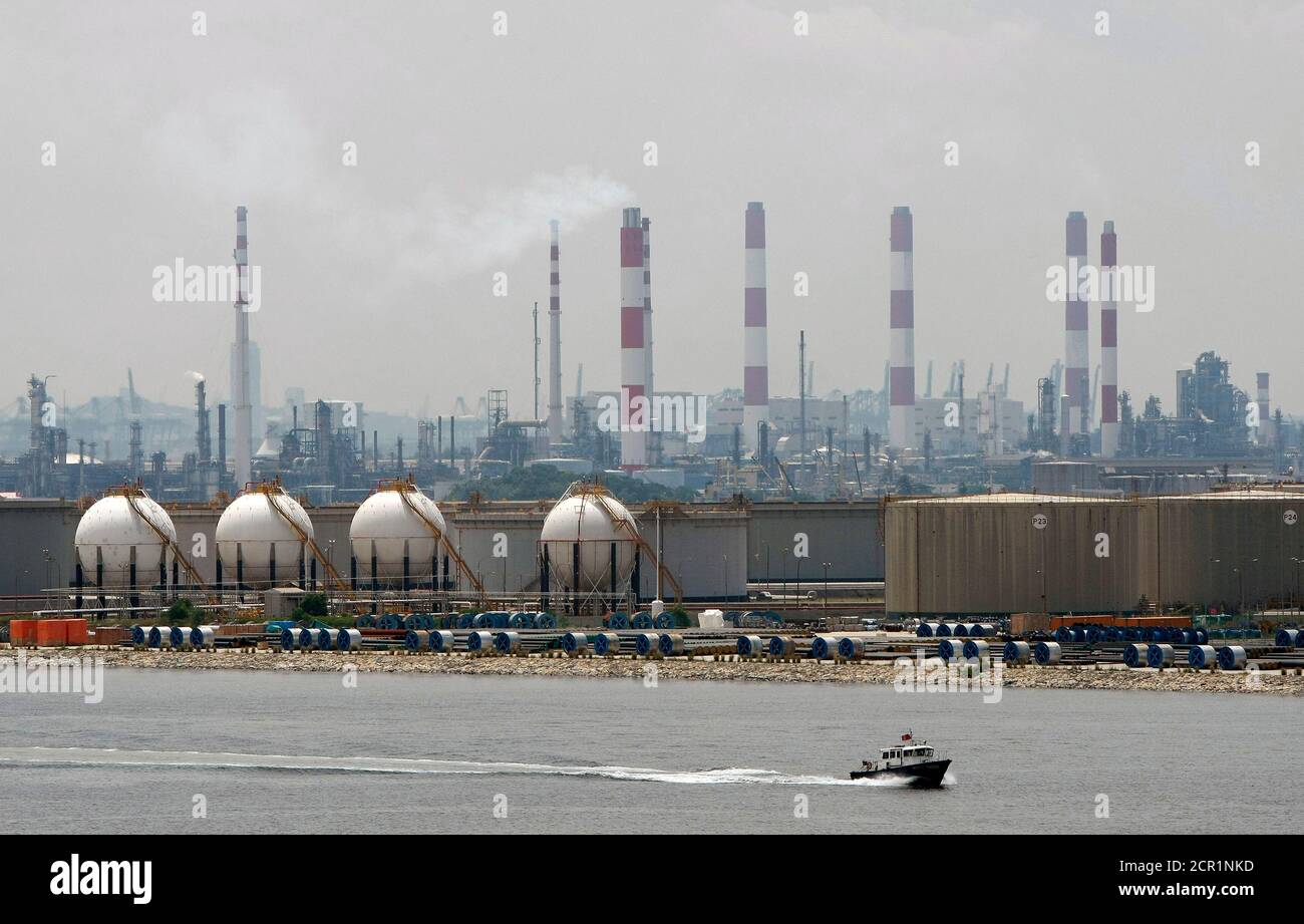 Oil refinery on jurong island singapore hi-res stock photography and ...