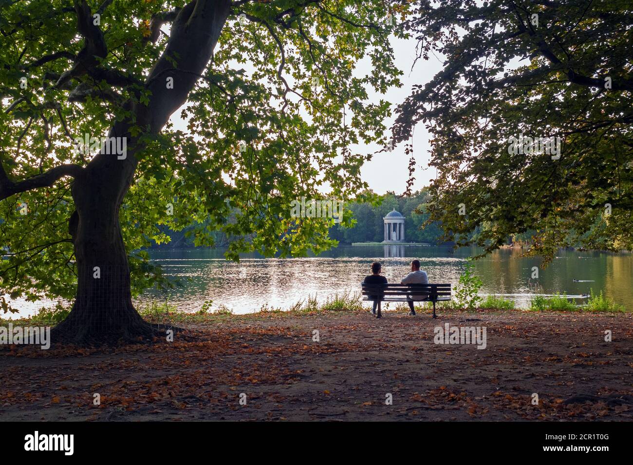 Two men talking on park bench hi-res stock photography and images - Alamy
