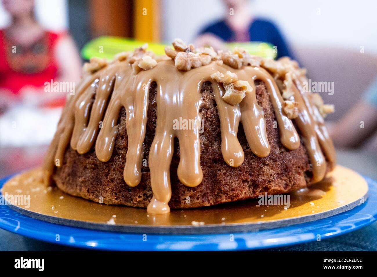 Closeup of a delicious cake with caramel and nuts topping Stock Photo ...