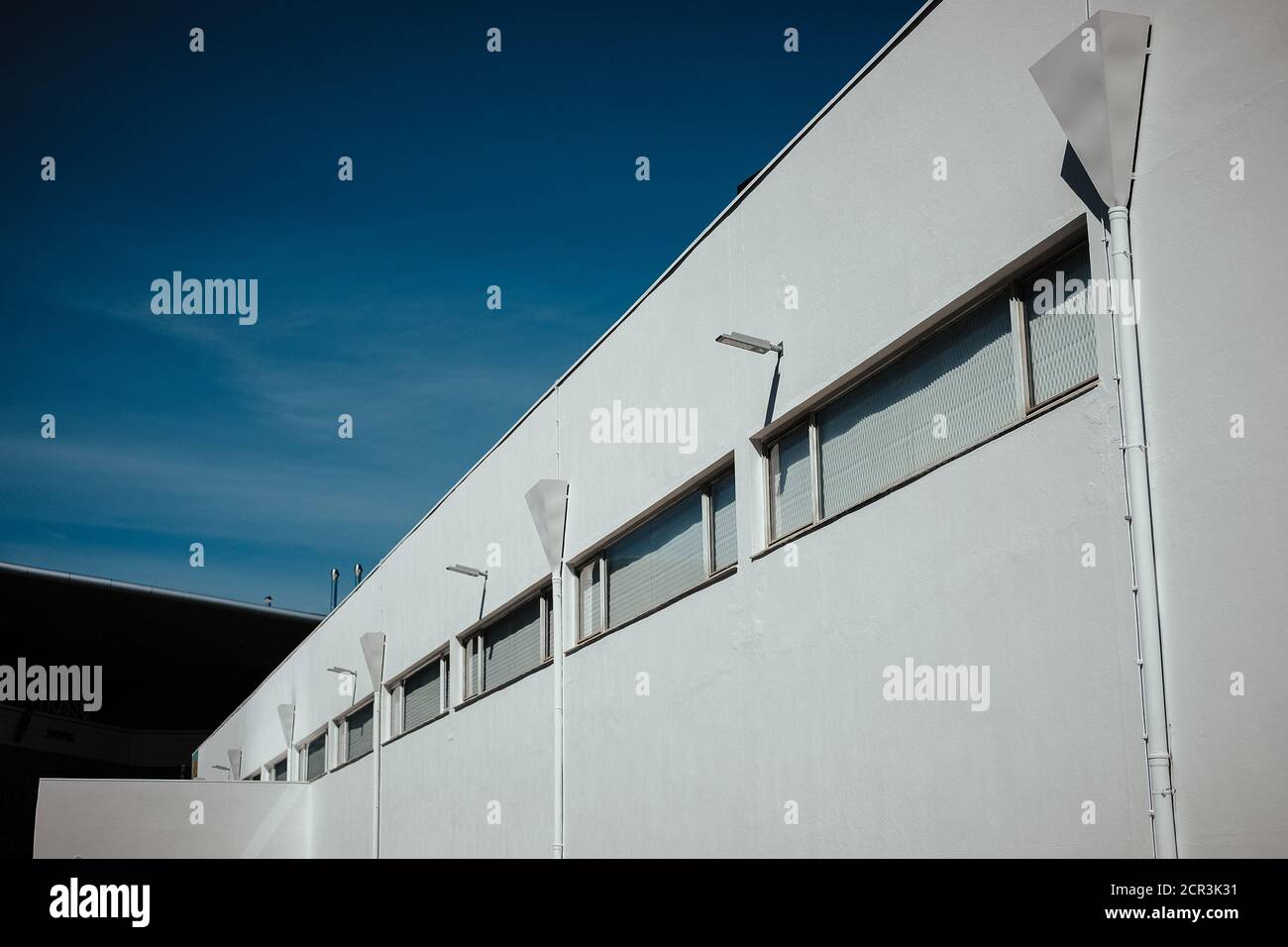 Side of a white building exterior Stock Photo - Alamy
