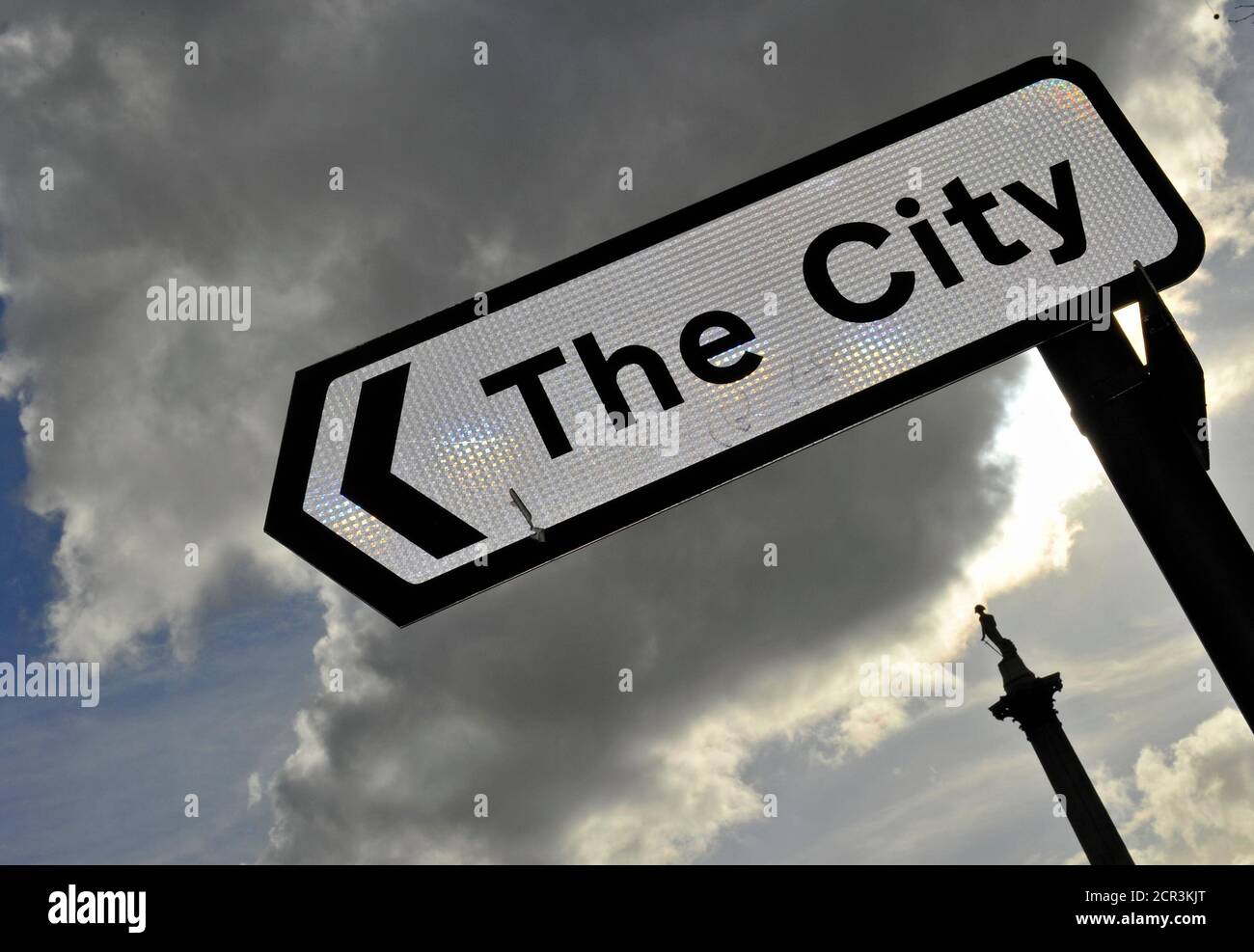 Bank interest rate sign exterior hi-res stock photography and images ...