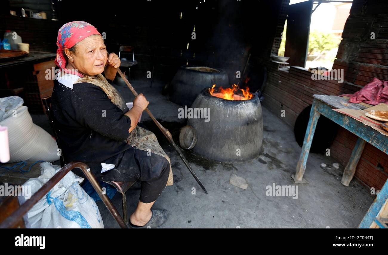 Tabouna bread hi-res stock photography and images - Alamy