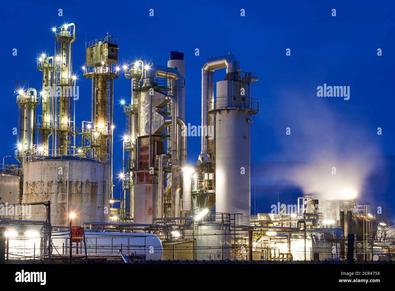 Crude oil refinery distillation tower hi-res stock photography and ...