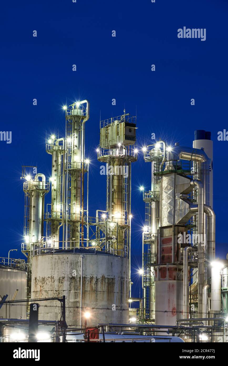 Crude oil refinery distillation tower hi-res stock photography and ...