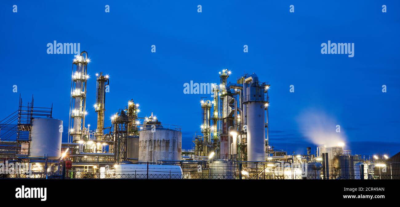 Crude oil refinery distillation tower hi-res stock photography and ...