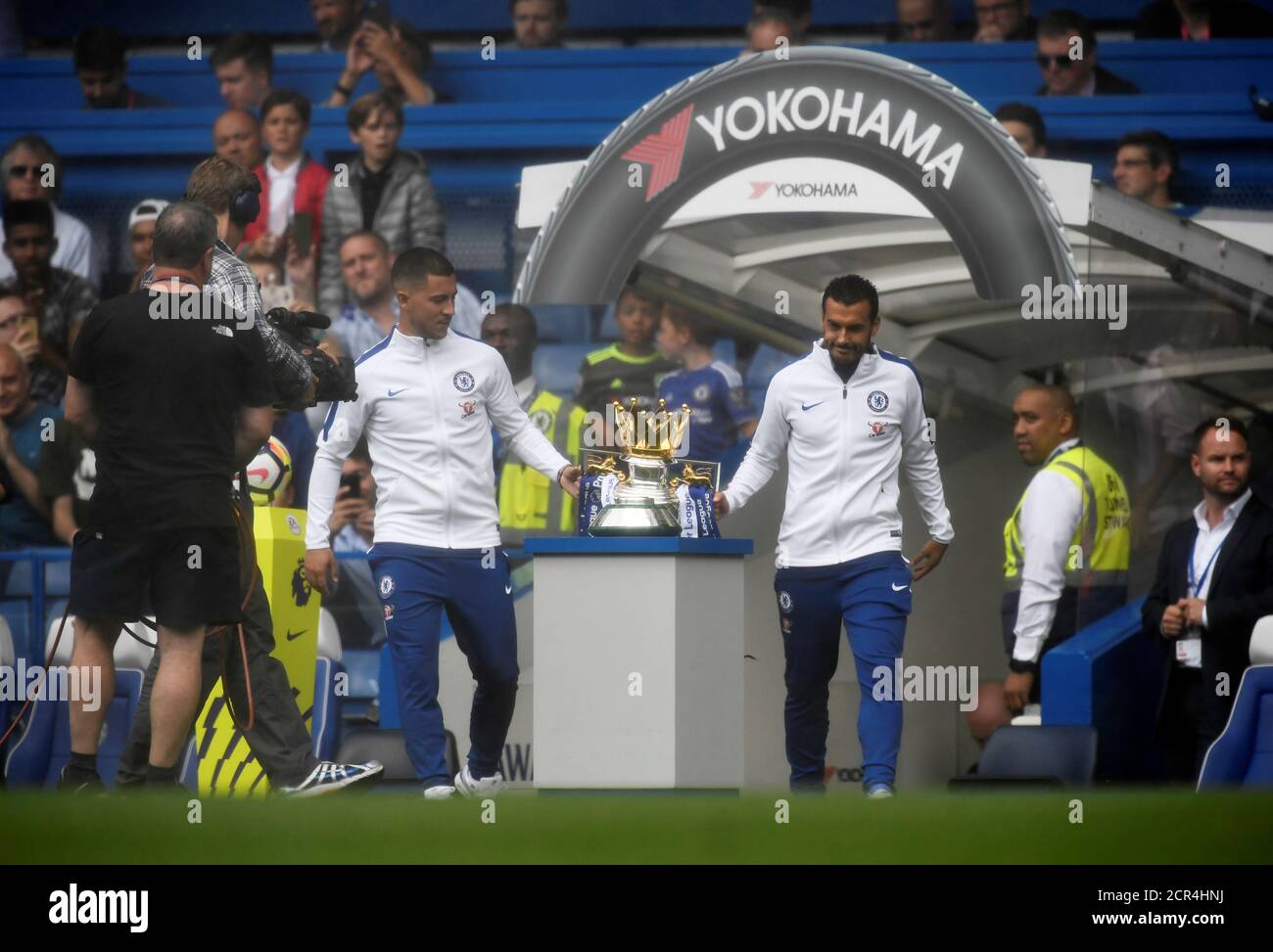 Chelsea premier league trophy 2017 hi-res stock photography and images ...
