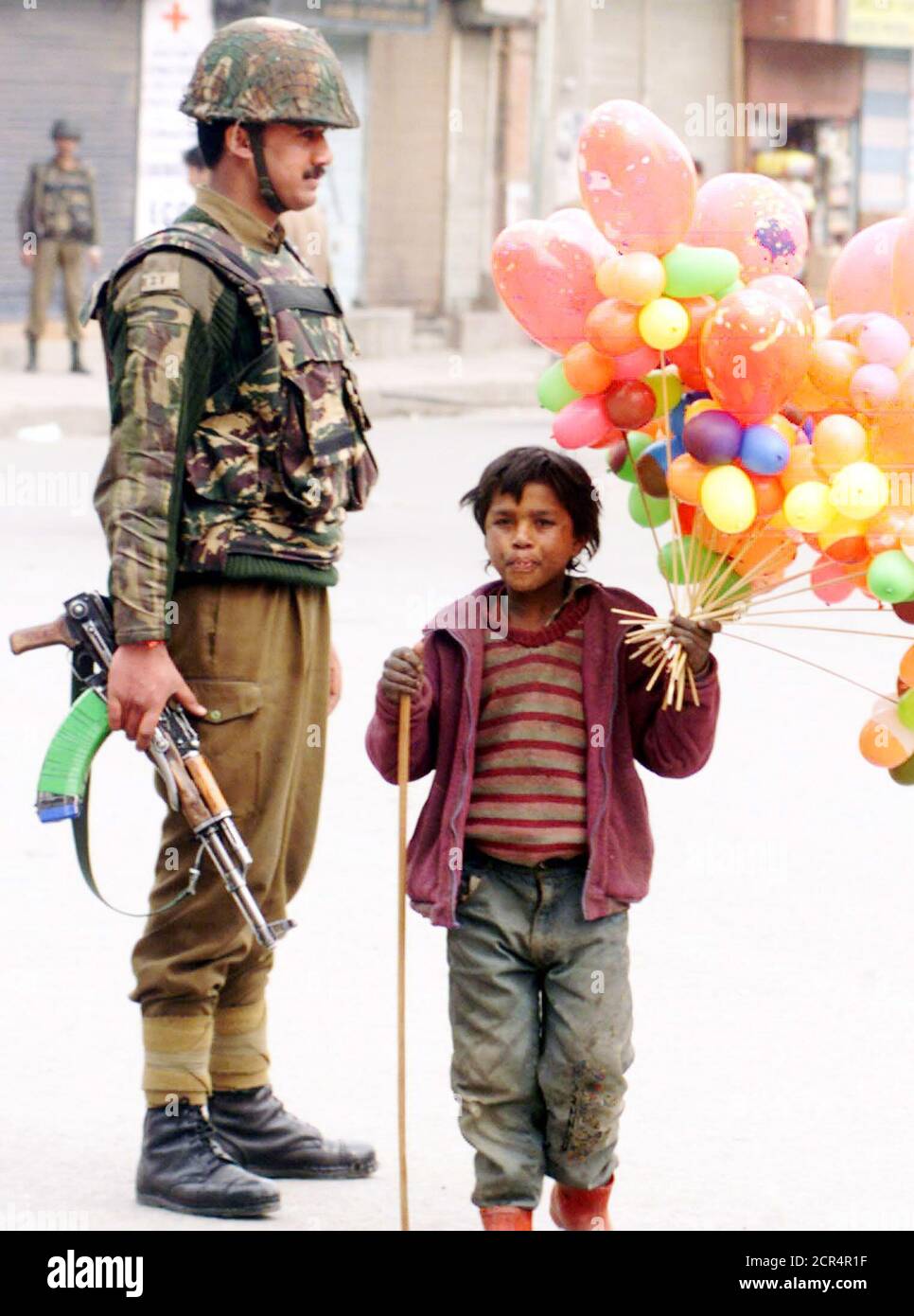 Indian boy selling balloons hi-res stock photography and images - Alamy
