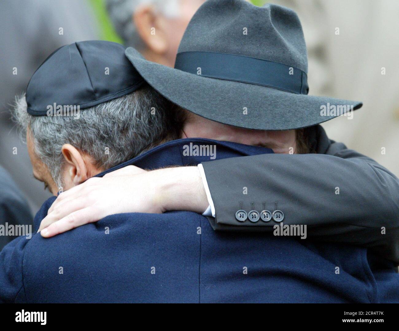 Muslim and jewish hug hi-res stock photography and images - Alamy