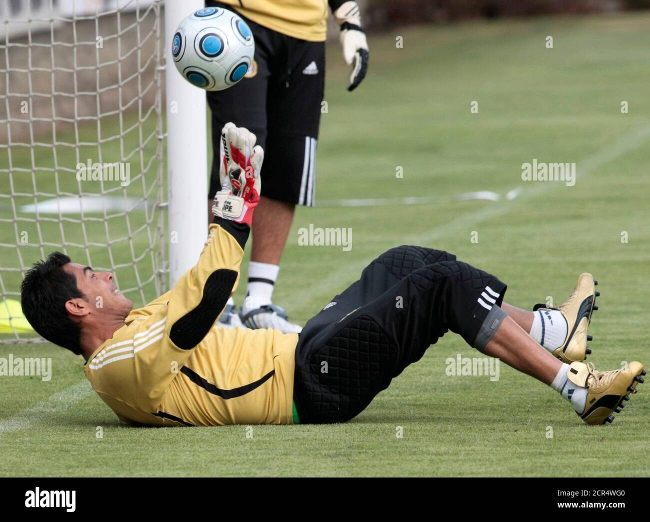 Mexico goalkeeper oswaldo sanchez hi-res stock photography and images ...
