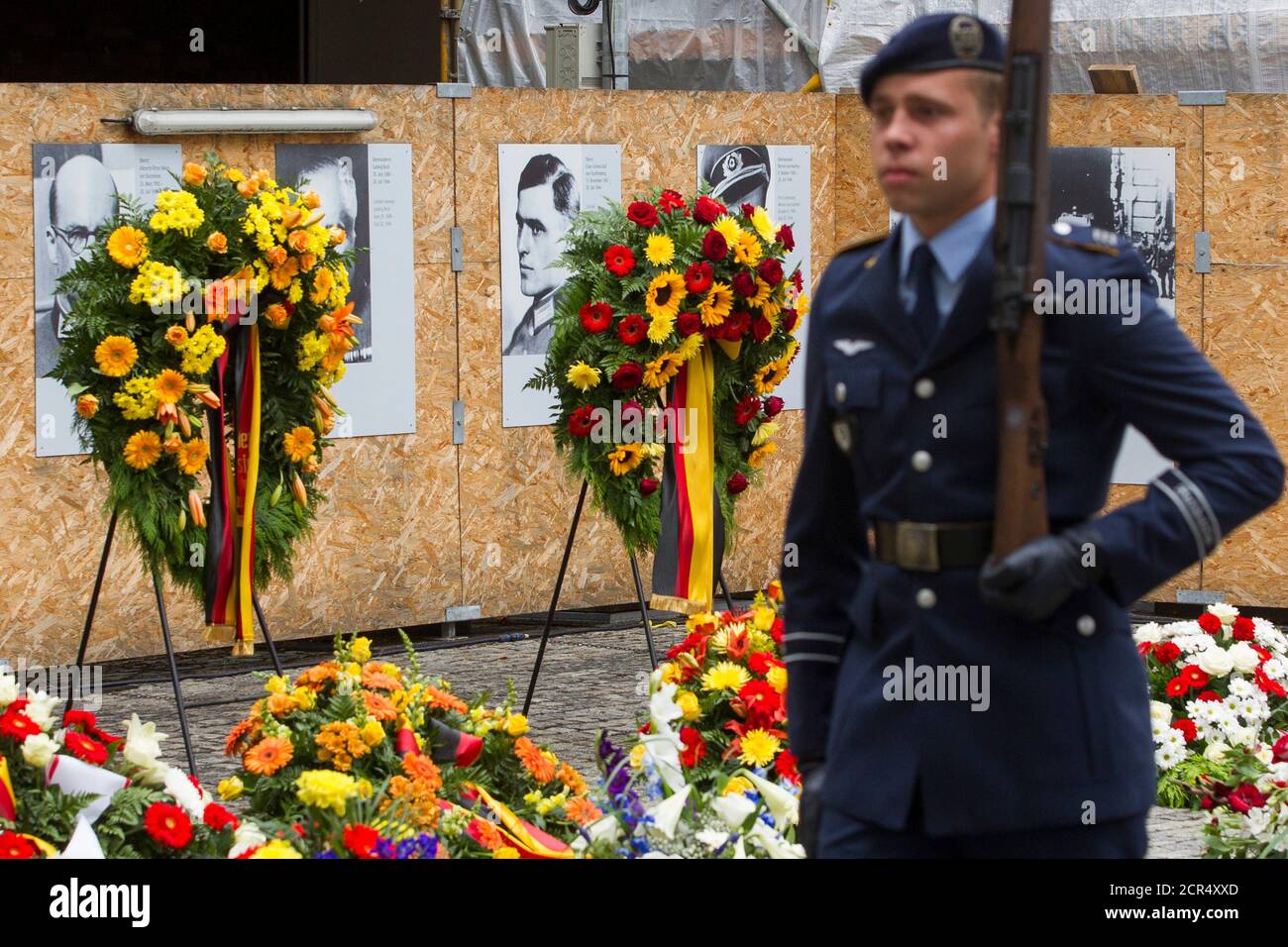 Portraits position hi-res stock photography and images - Alamy