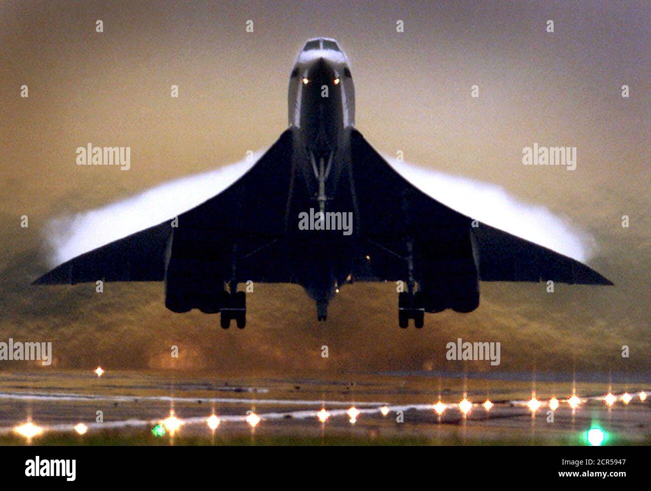 Concorde taking off hi-res stock photography and images - Alamy