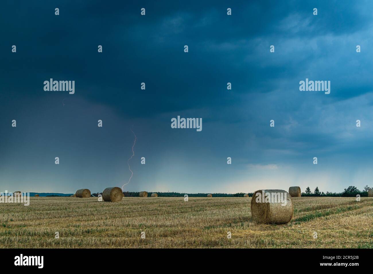 Lightning over field hi-res stock photography and images - Alamy