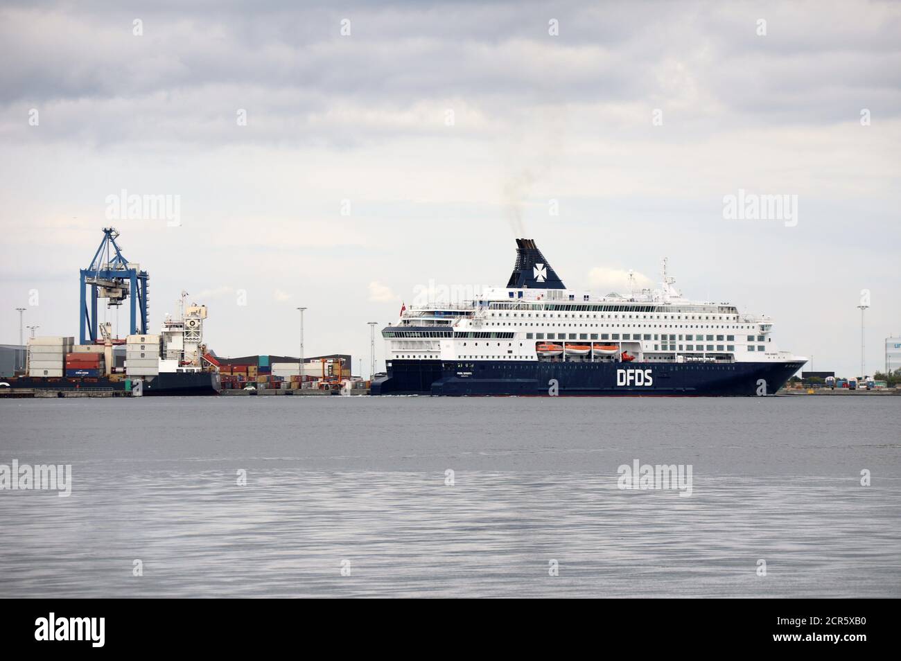 DFDS Pearl Seaways cruiseferry leaving the Port of Copenhagen Stock ...