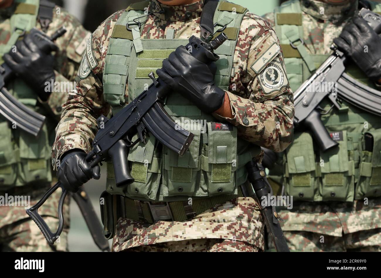 News defence rifles hi-res stock photography and images - Alamy