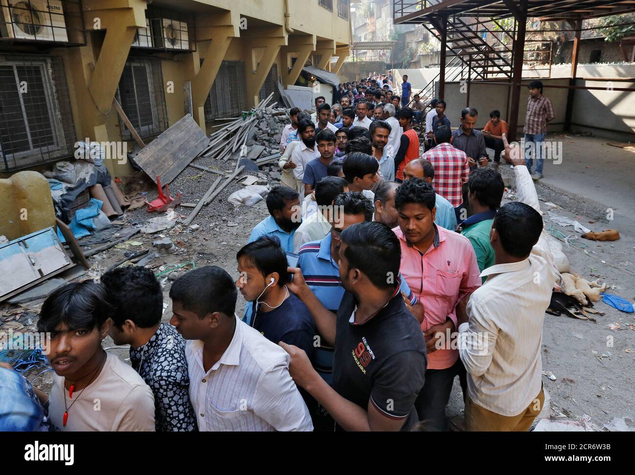 India bank queue hi-res stock photography and images - Alamy