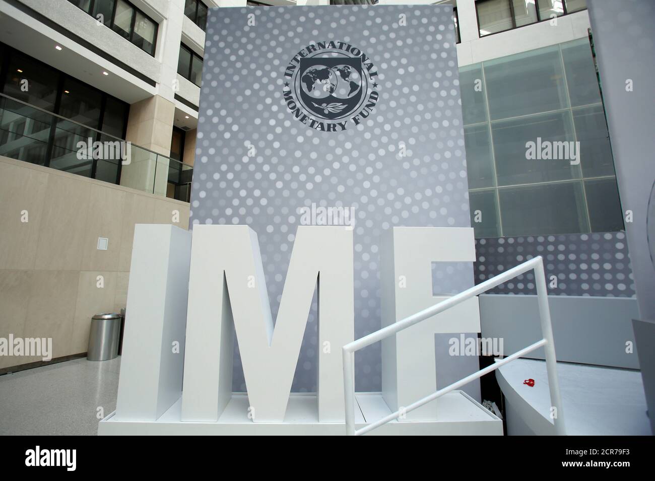 Imf headquarters logo hi-res stock photography and images - Alamy