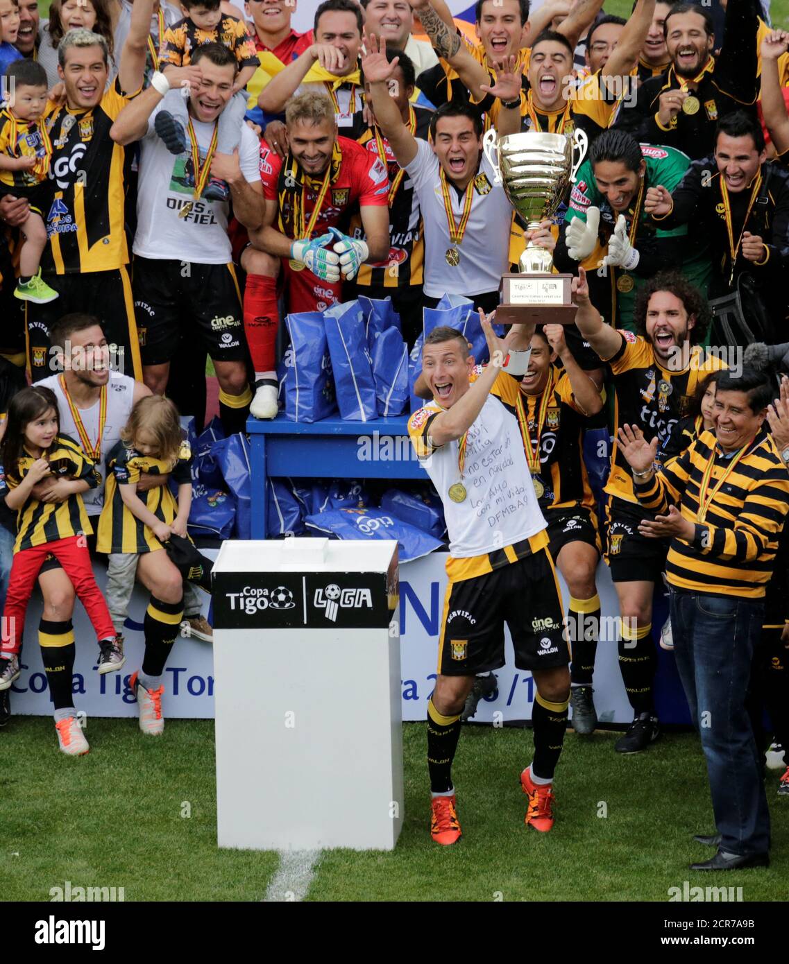 La paz football stadium bolivia hi-res stock photography and images - Alamy