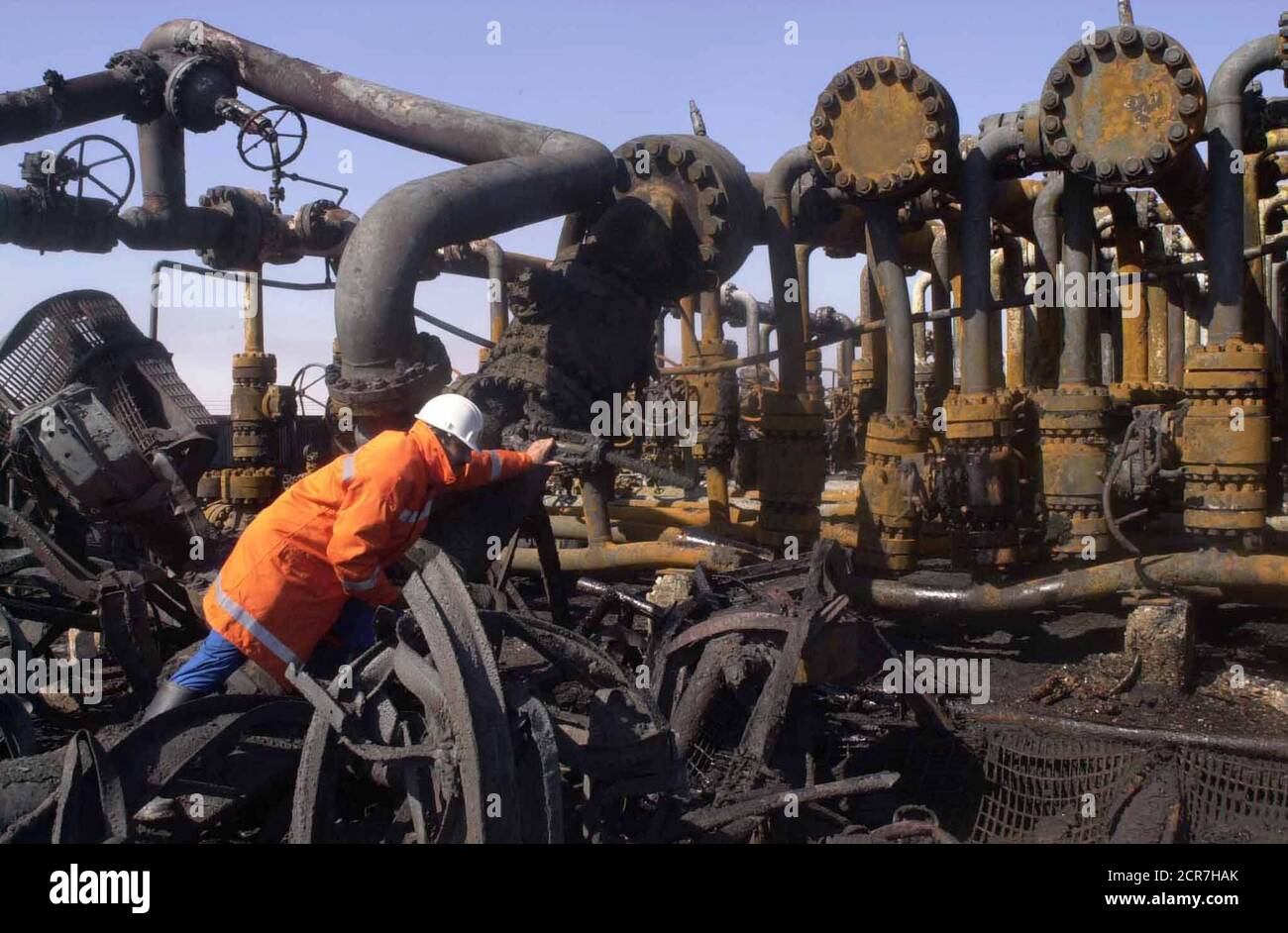 Oil field fire kuwait hi-res stock photography and images - Alamy