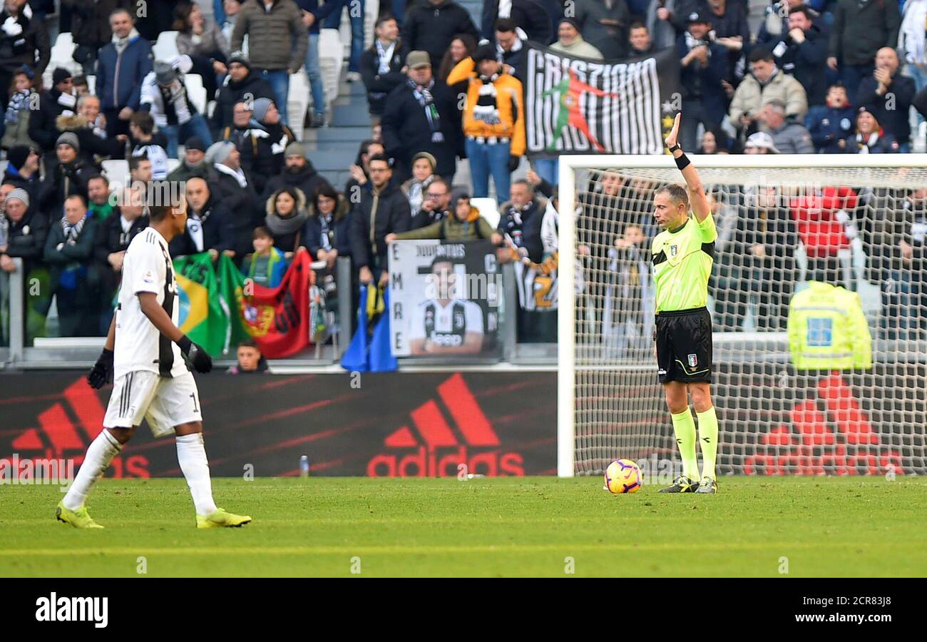 Referee signals for var hi-res stock photography and images - Alamy
