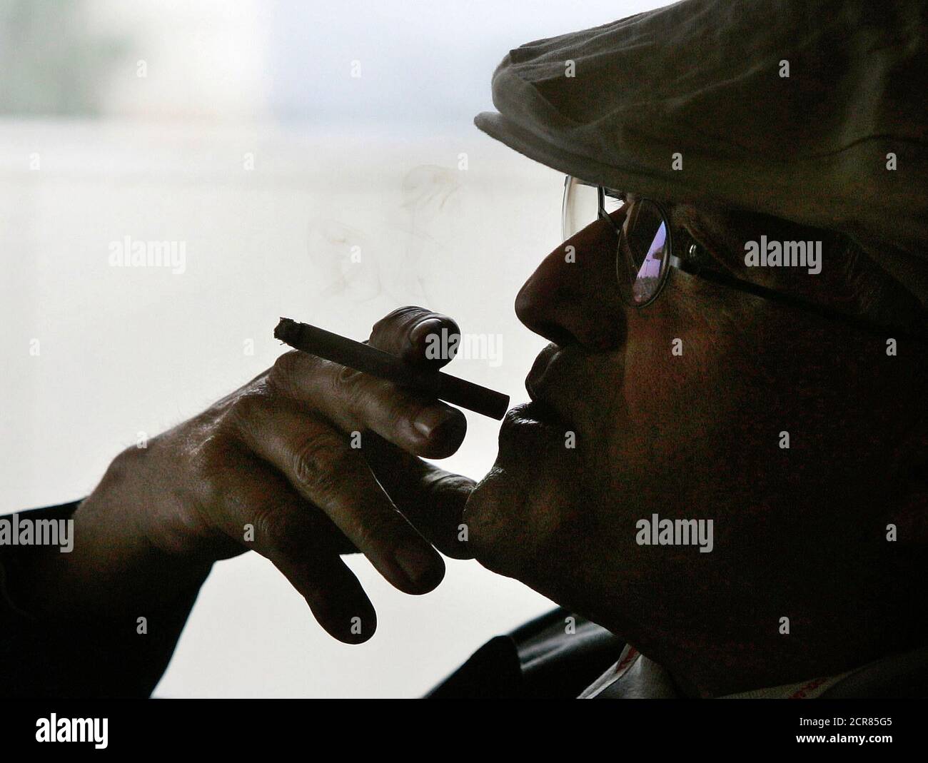 Pro smoking hi-res stock photography and images - Alamy