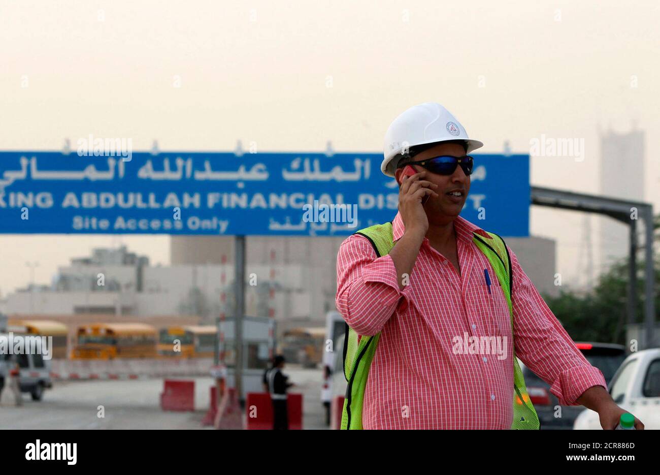 Construction saudi arabia worker hi-res stock photography and images ...