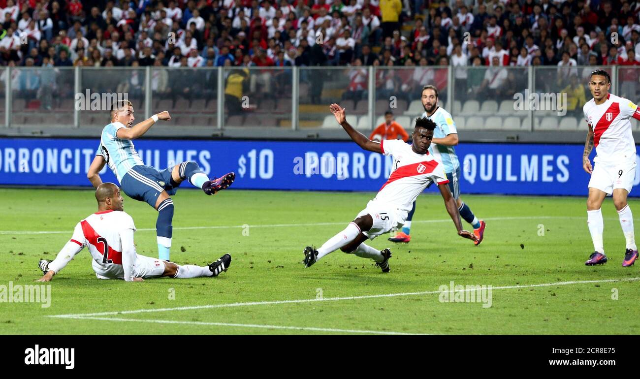 Football action shots hi-res stock photography and images - Alamy