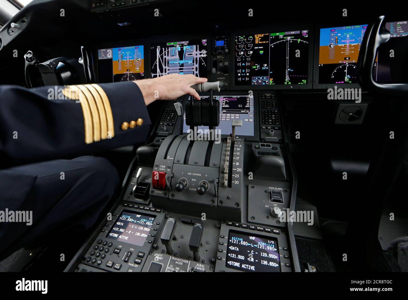 Cockpit boeing 787 b787 dreamliner hi-res stock photography and images ...