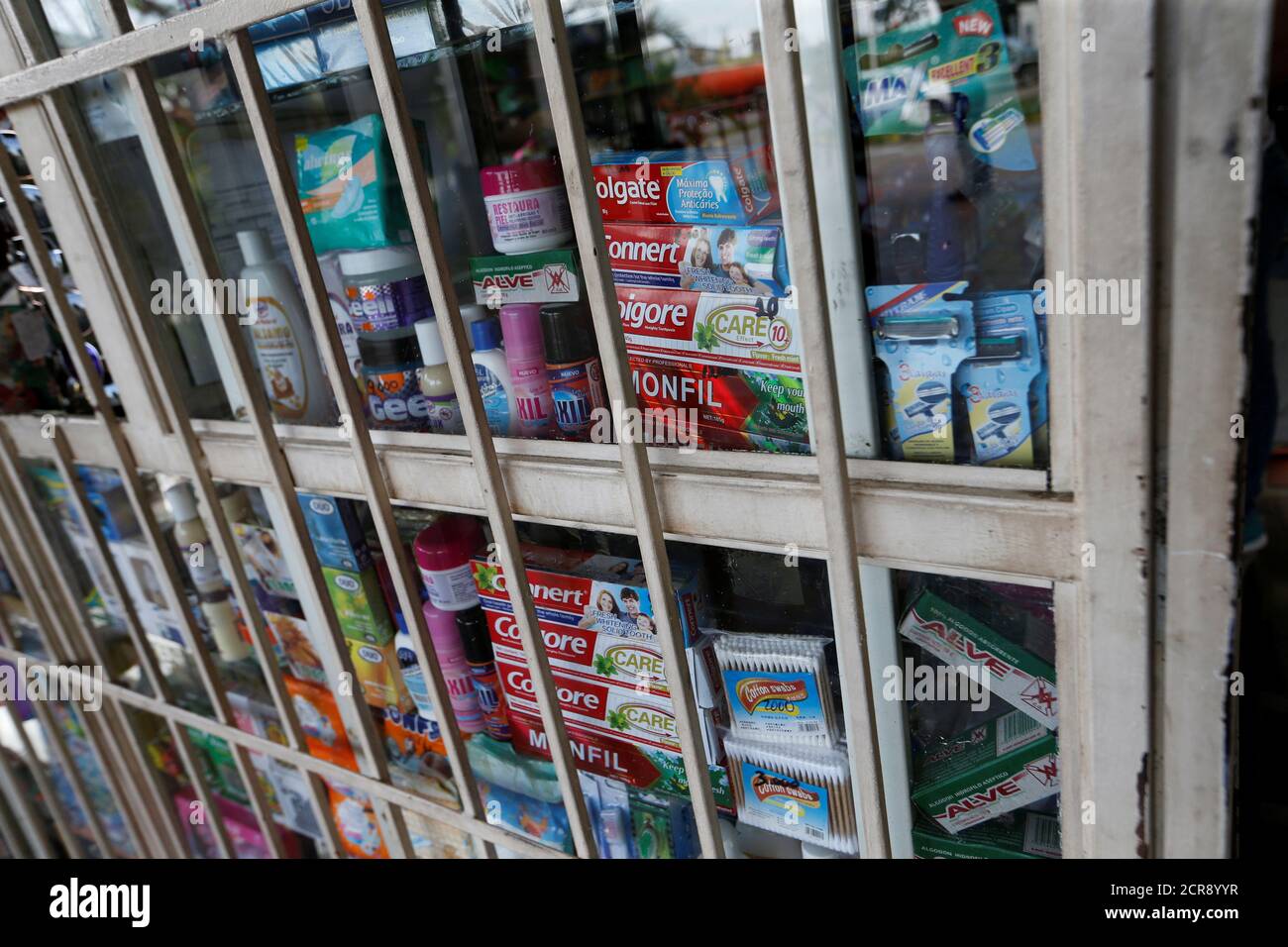 Box of colgate toothpaste hi-res stock photography and images - Alamy