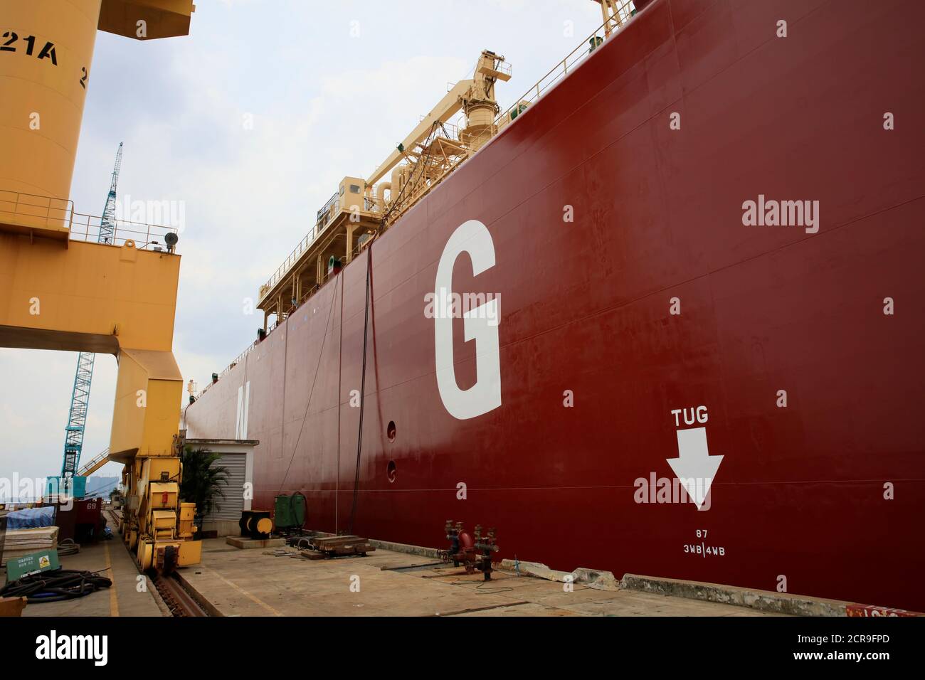 Lng vessel in shipyard hi-res stock photography and images - Alamy
