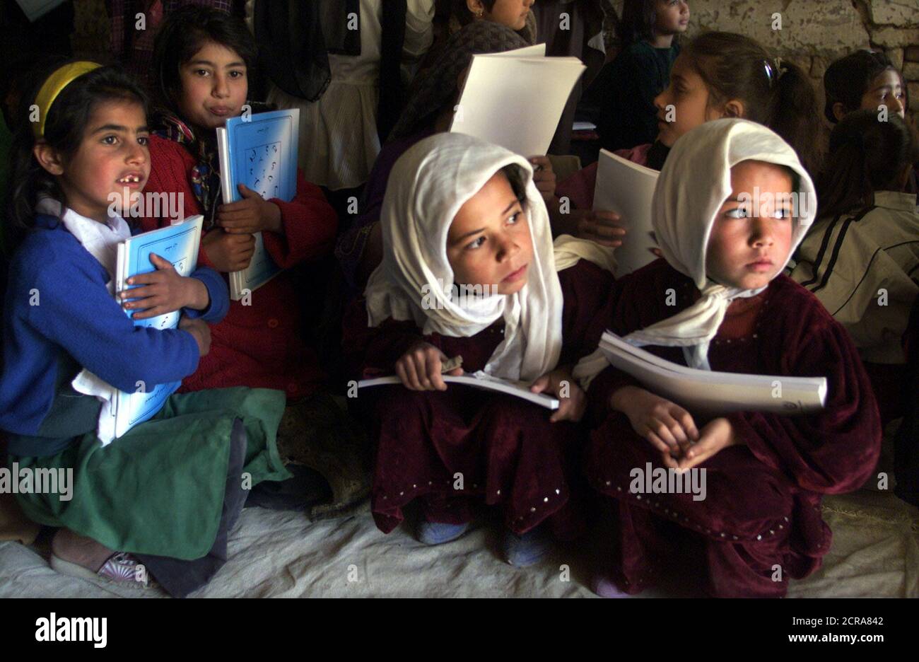 Afghan girls writing hi-res stock photography and images - Alamy