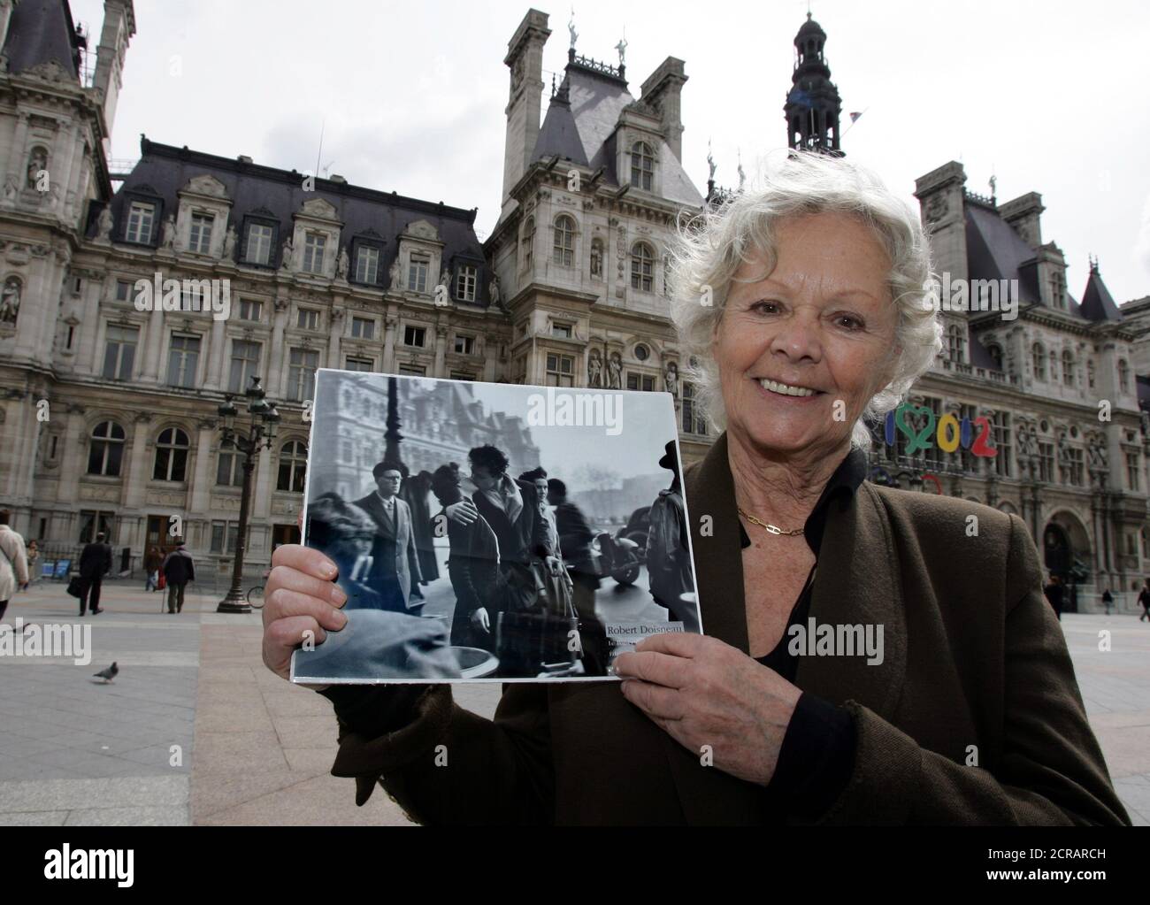 Photograph by robert doisneau hi-res stock photography and images - Alamy