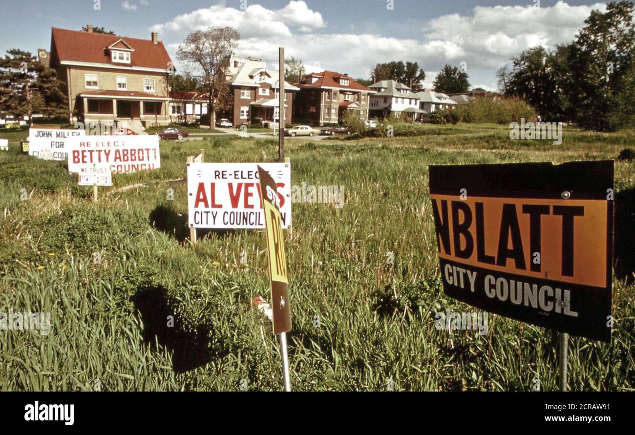 Political signs hi-res stock photography and images - Alamy