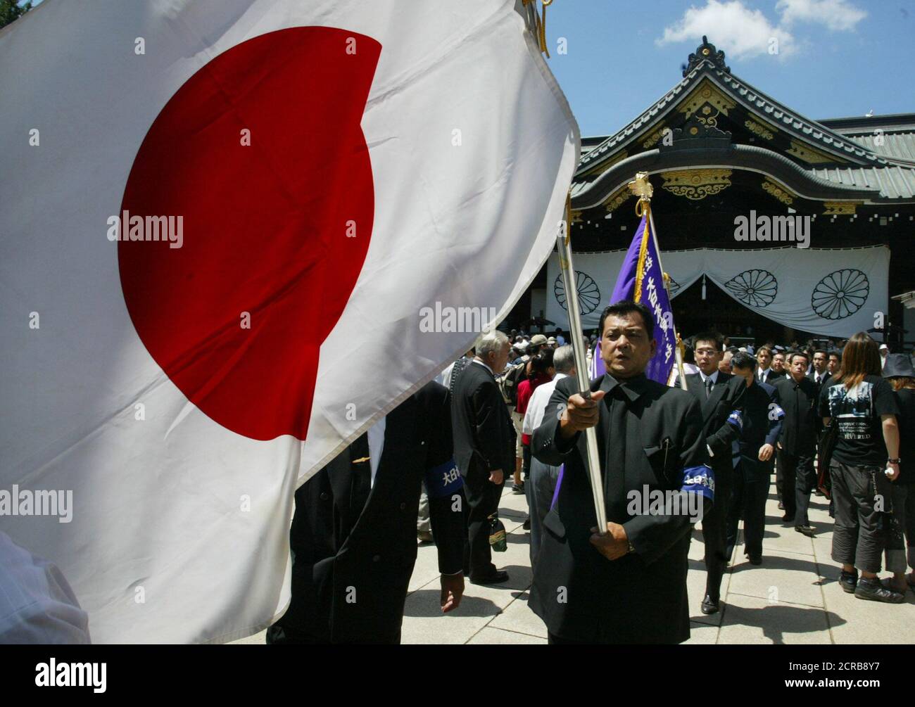 Yasukuni shrine right wing hi-res stock photography and images - Alamy