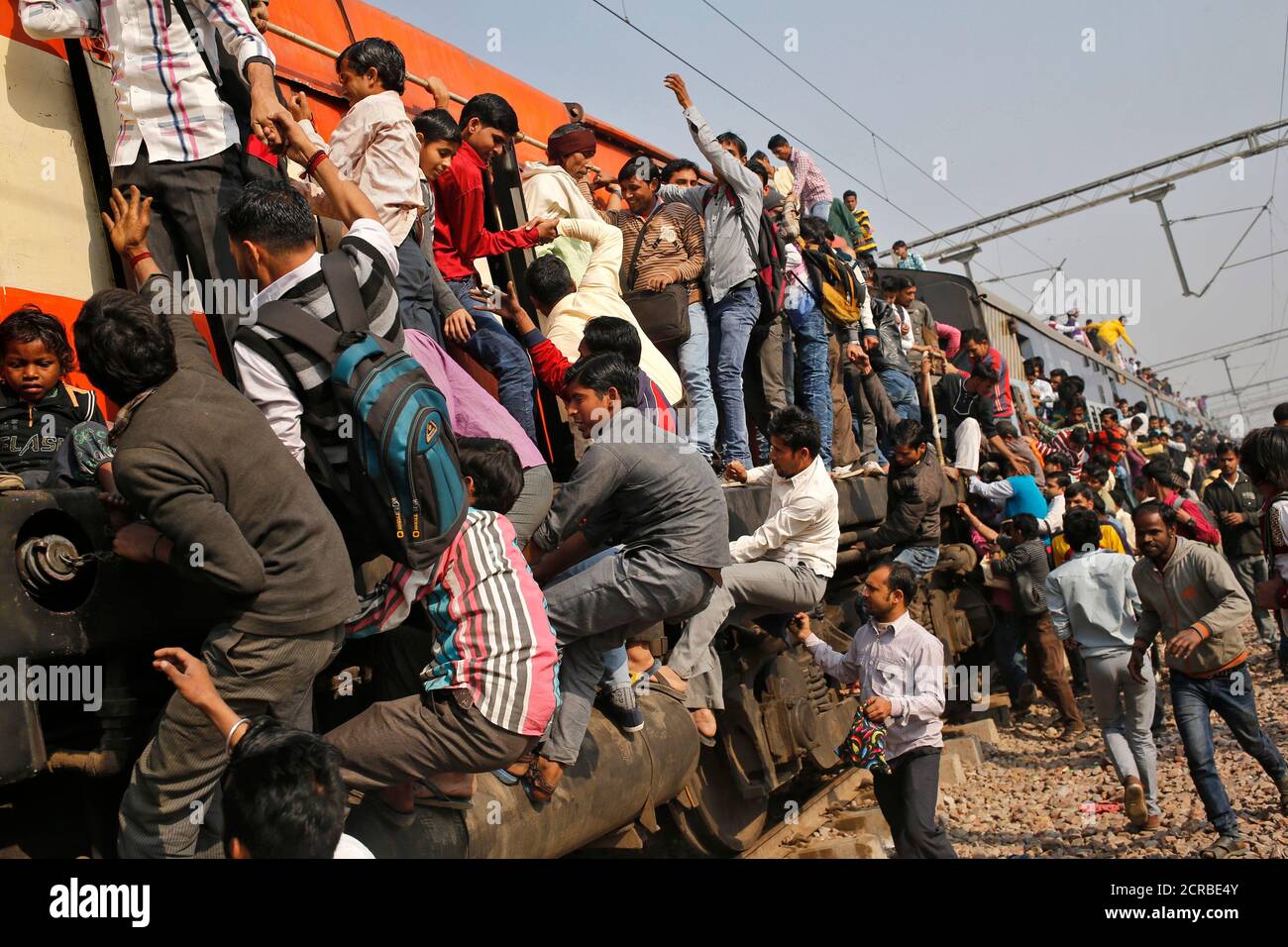 Overcrowded train delhi india hi-res stock photography and images - Alamy