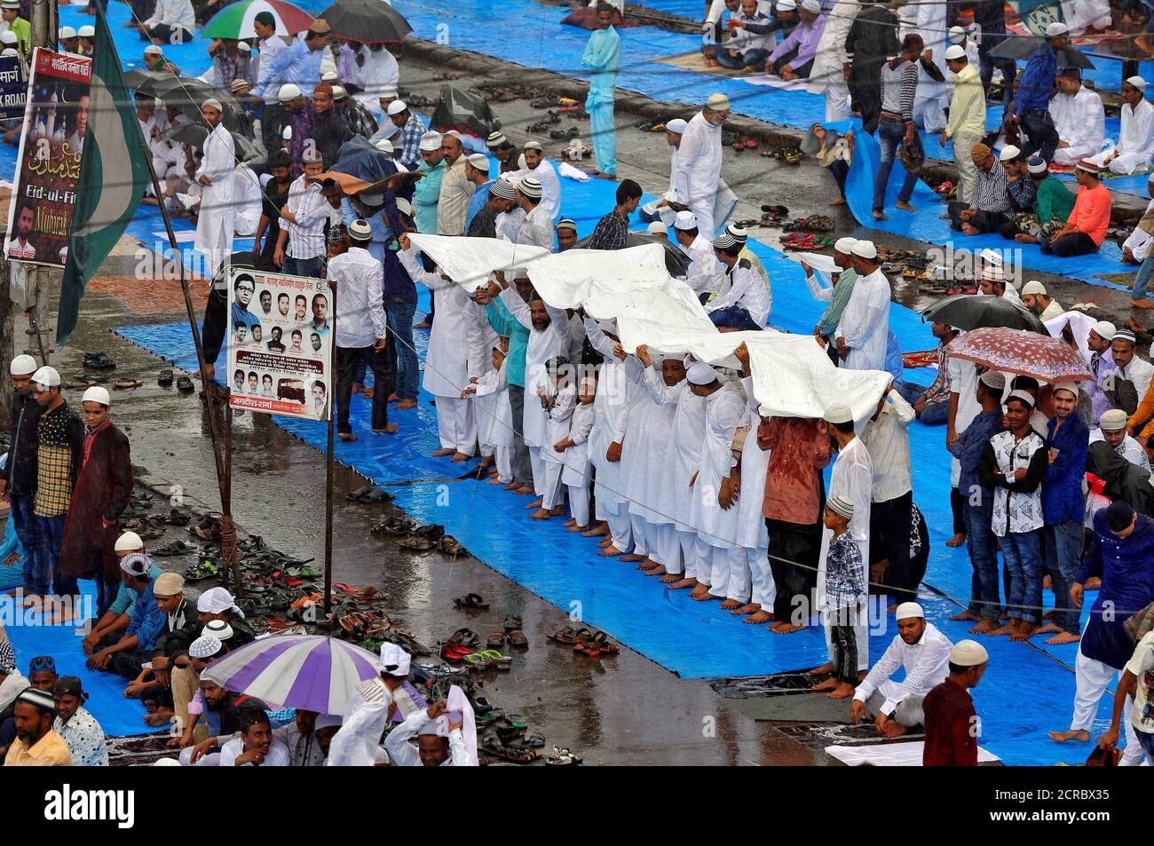 Take shelter rain asia hi-res stock photography and images - Alamy