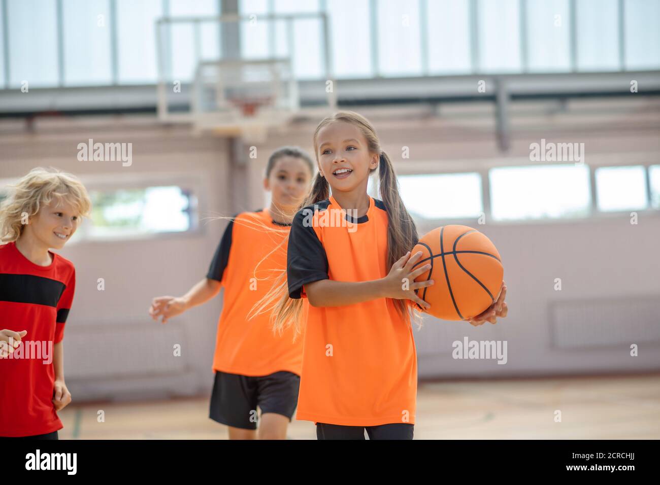 Kids basketball team hi-res stock photography and images - Alamy