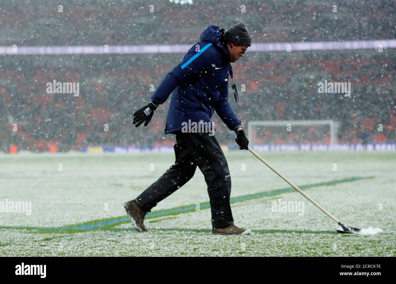Wembley stadium pitch lines hi-res stock photography and images - Alamy